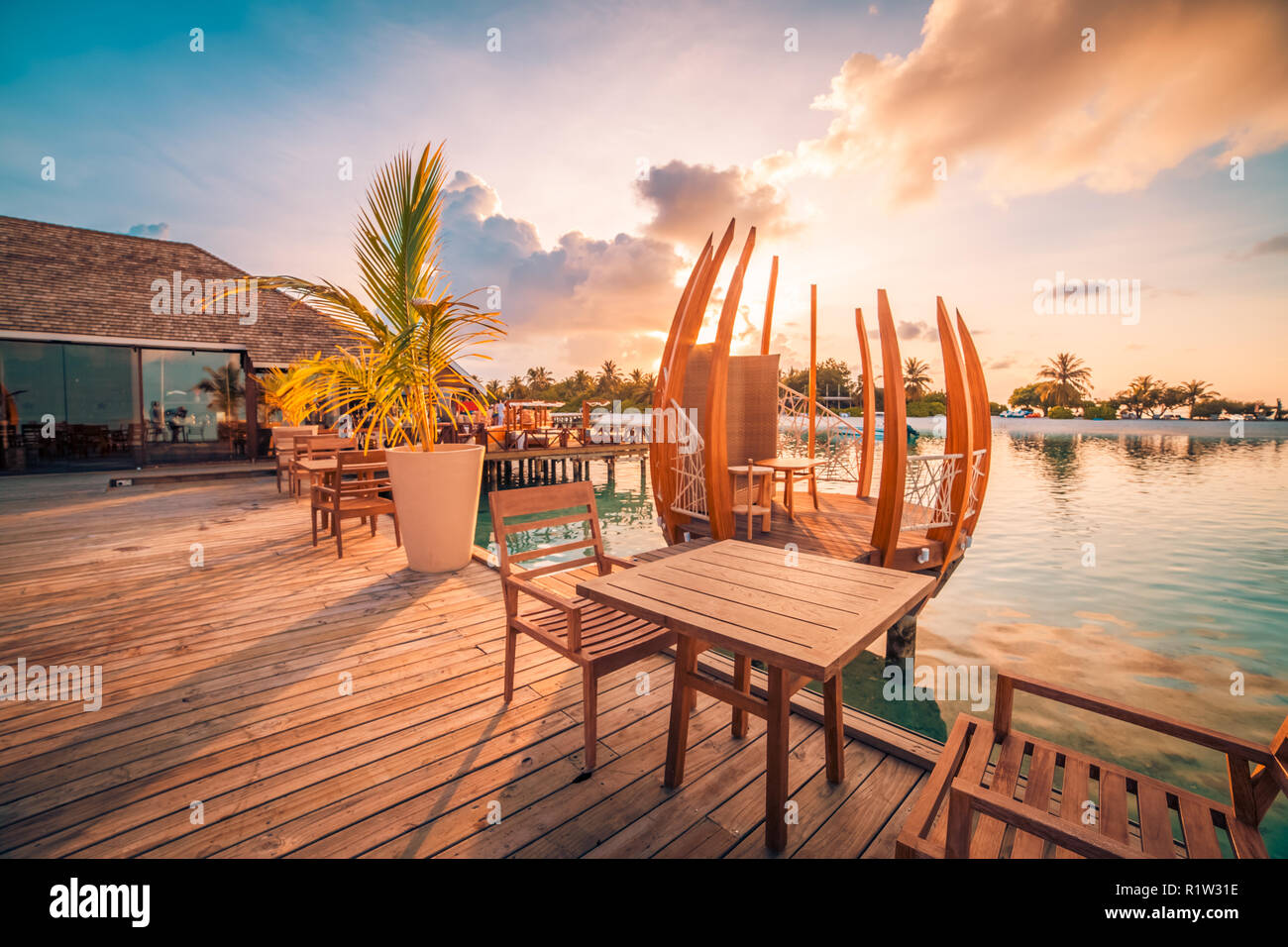 Table setting at tropical beach restaurant during summer sunset Stock ...