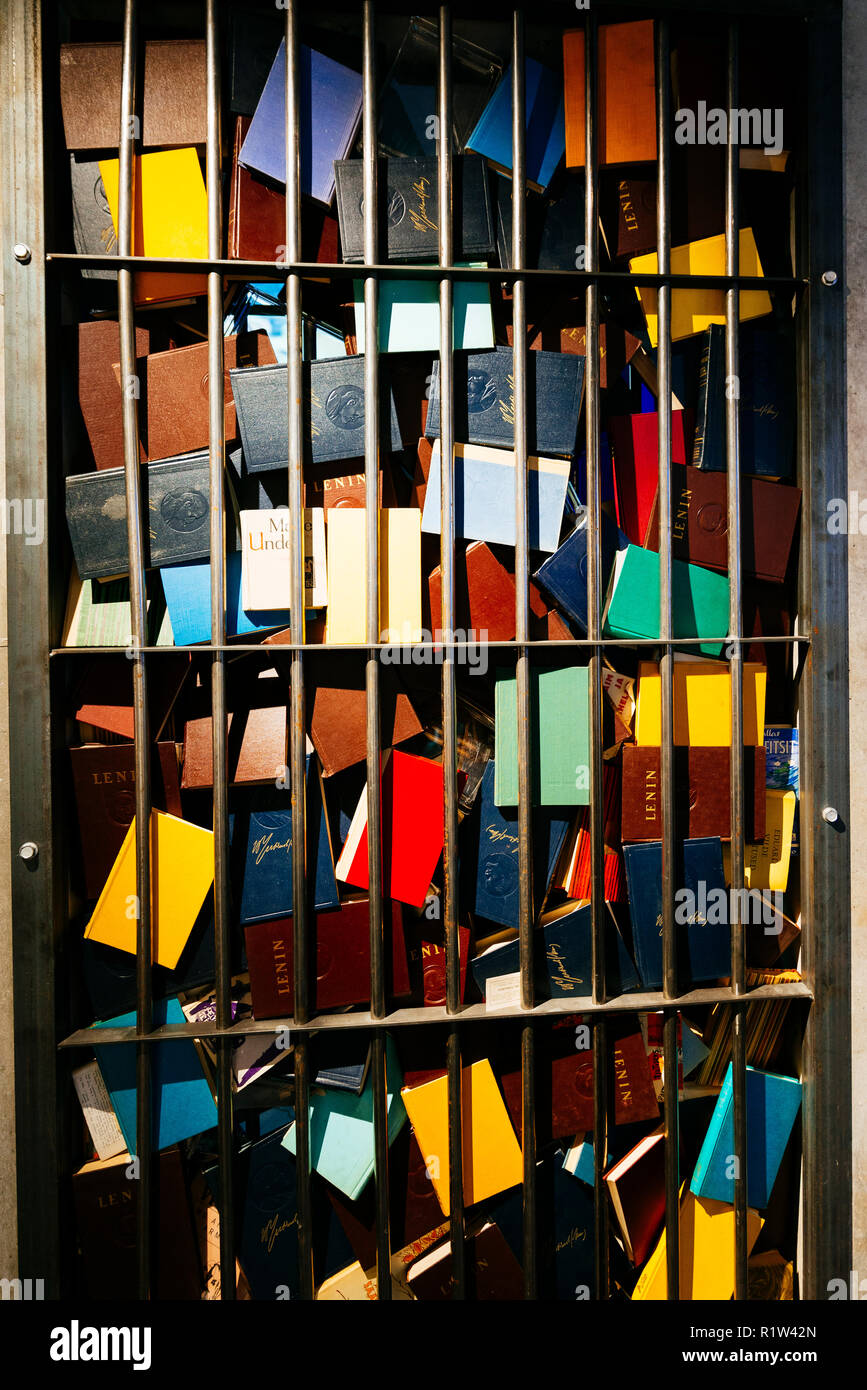 Prisoners behind bars hi-res stock photography and images - Alamy