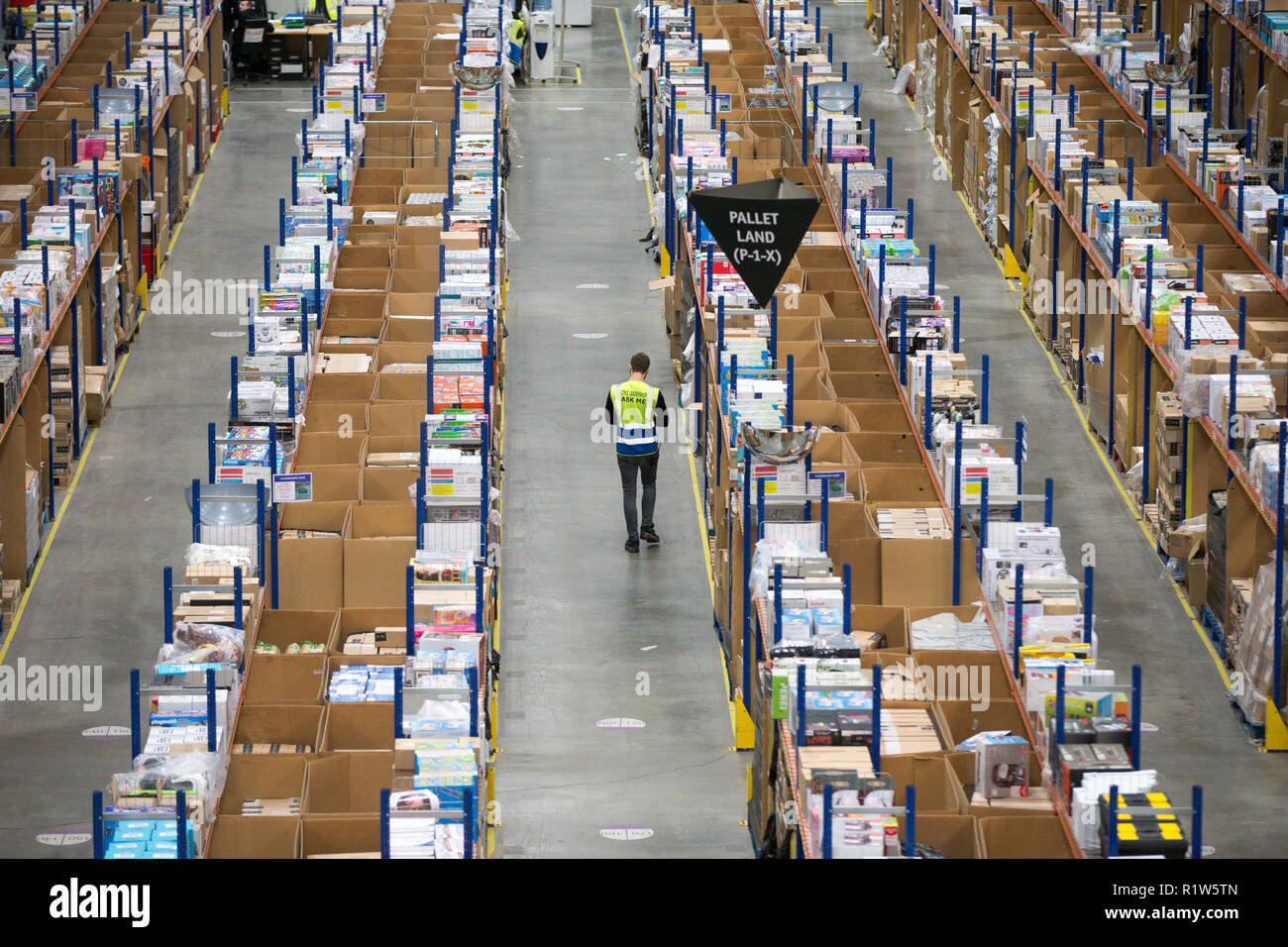 Amazon Warehouse Workers High Resolution Stock Photography and Images ...