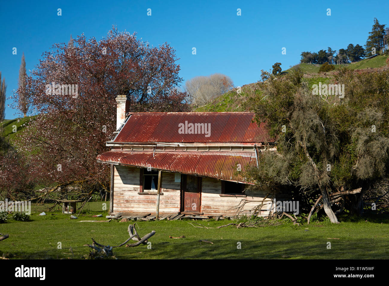 Run down cottage hi-res stock photography and images - Alamy