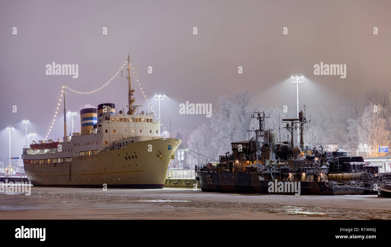 Harbor ships in winter hi-res stock photography and images - Alamy