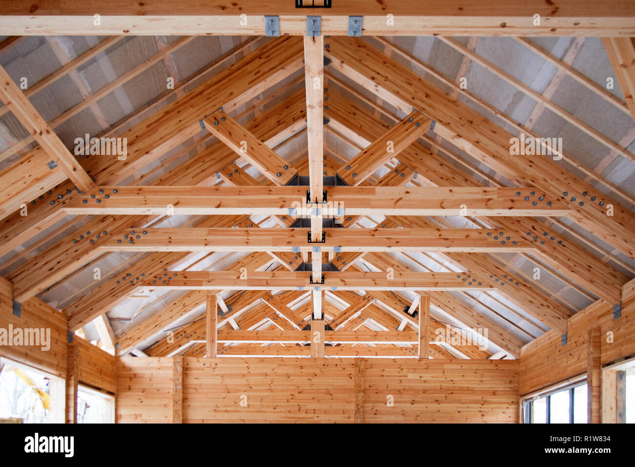 roof construction of big wooden trusses closeup Stock Photo - Alamy