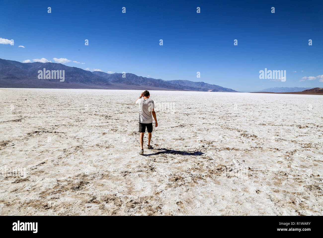 Man hiking into the valley hi-res stock photography and images - Alamy