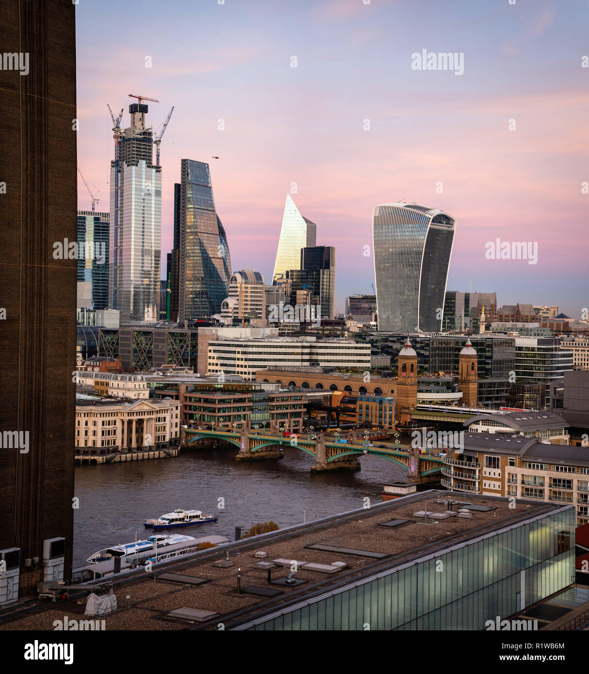London skyline southwark london hi-res stock photography and images - Alamy