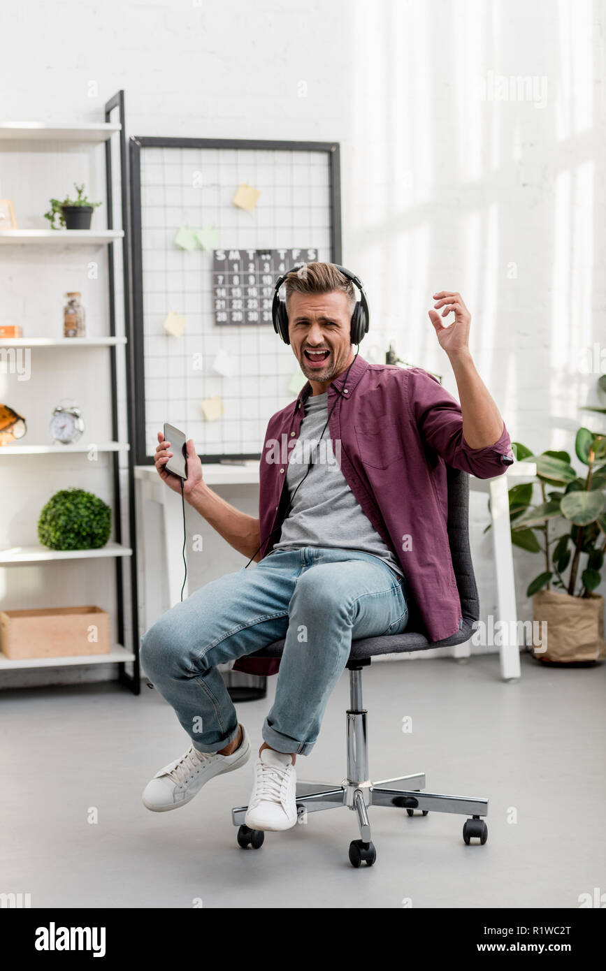 Singing desk office hi-res stock photography and images - Alamy