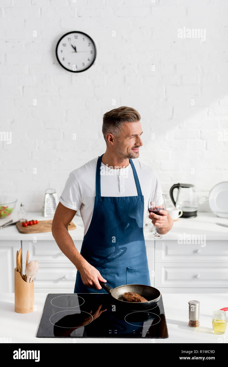 Man cooking apron hi-res stock photography and images - Alamy