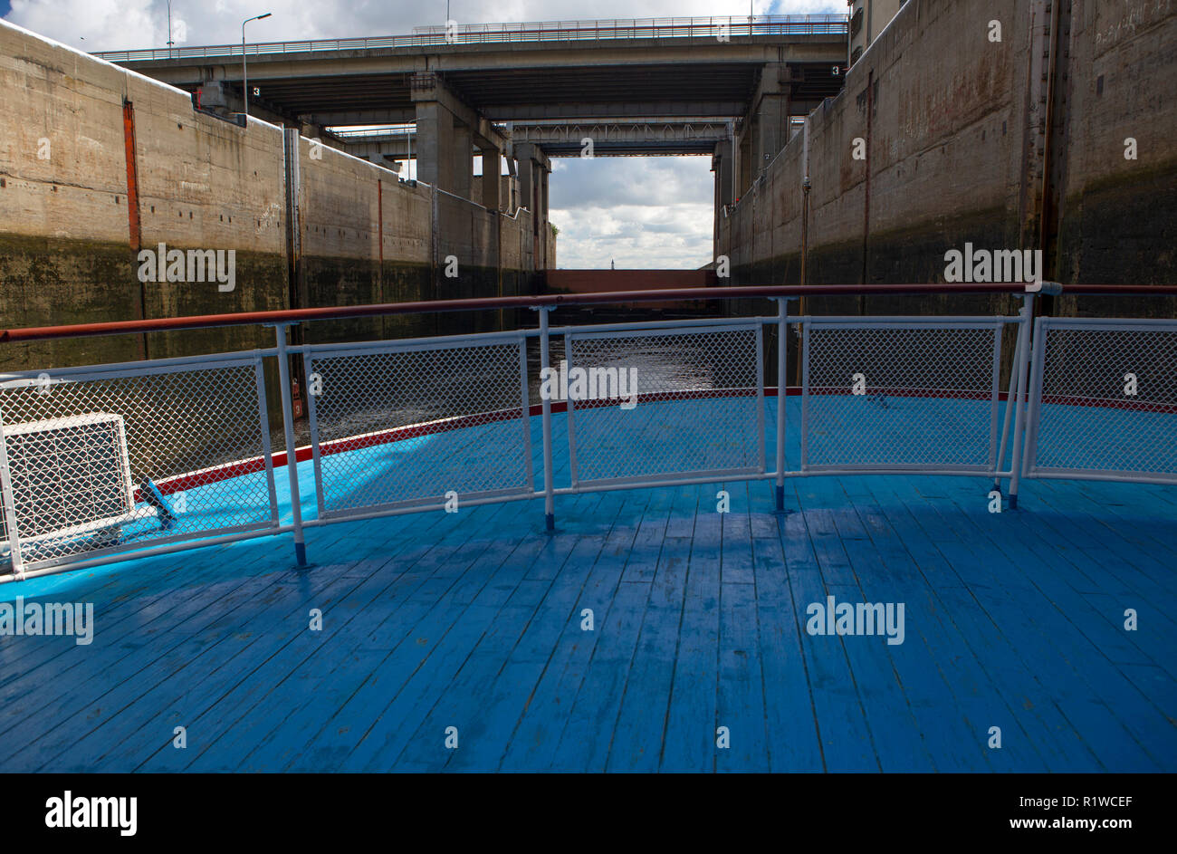 Dam floodgate hi-res stock photography and images - Alamy
