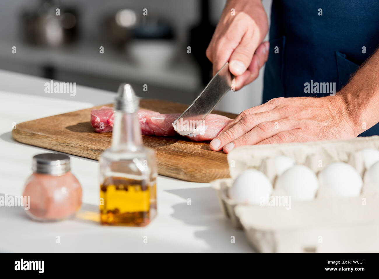 Man carving meat hi-res stock photography and images - Alamy