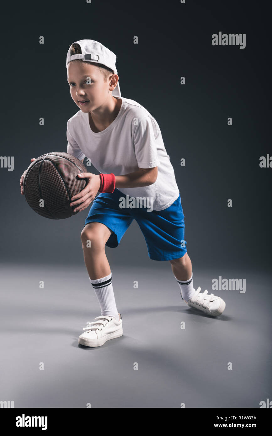 Kid boy basketball player hi-res stock photography and images - Alamy