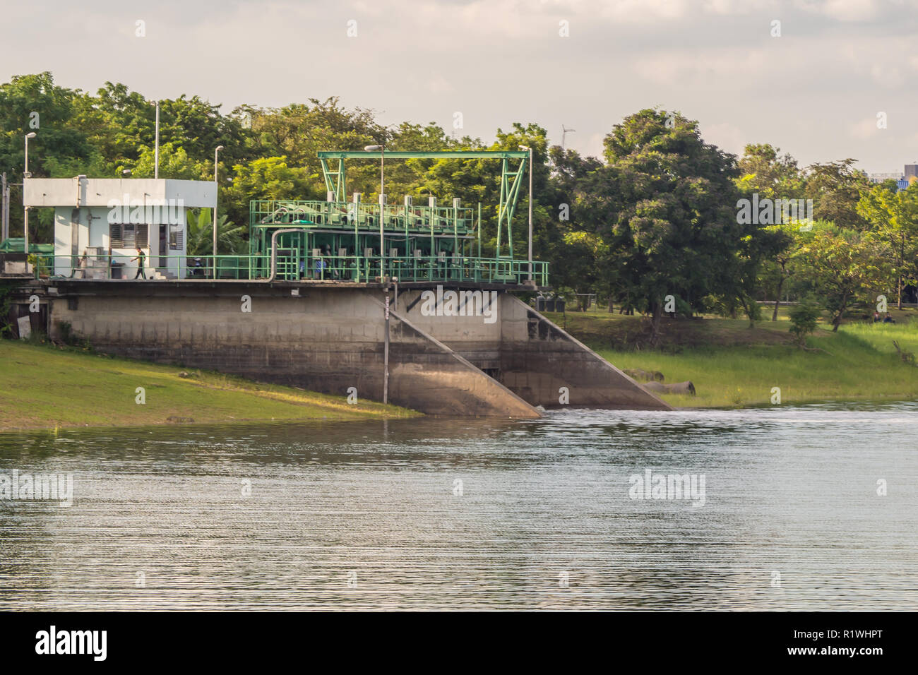 Floodgate The dam on the river Stock Photo - Alamy
