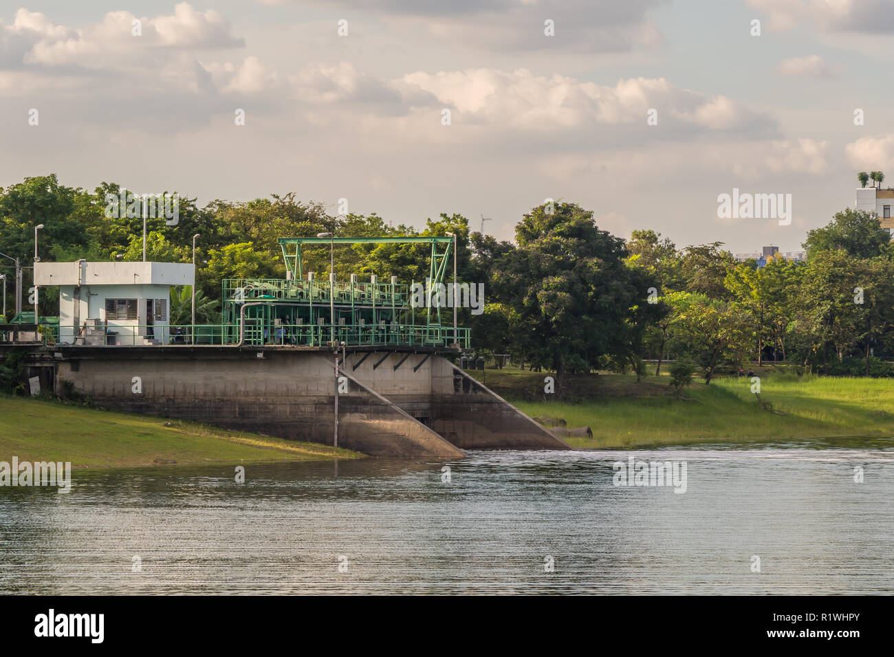 Floodgate The dam on the river Stock Photo - Alamy