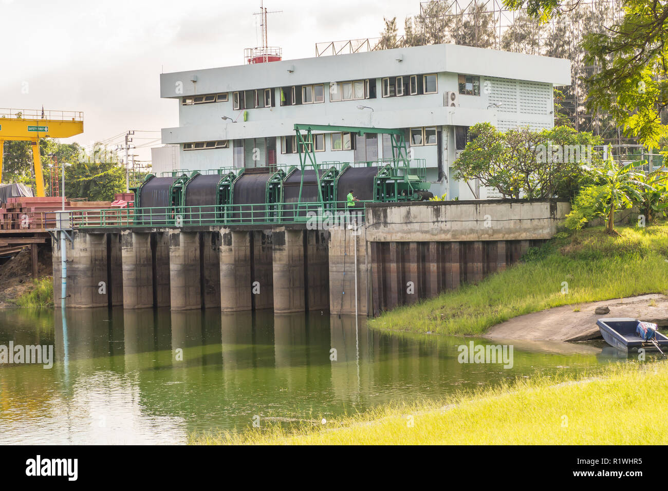Open gate on dam hi-res stock photography and images - Alamy