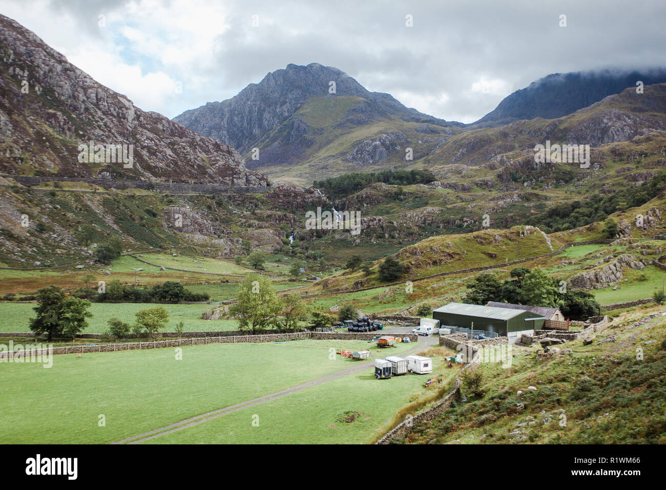 Looking across the Ogwen valley, Lake Ogwen, Llyn Ogwen, Snowdonia ...