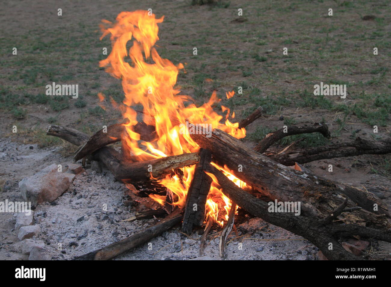 Serengeti camp fire hi-res stock photography and images - Alamy
