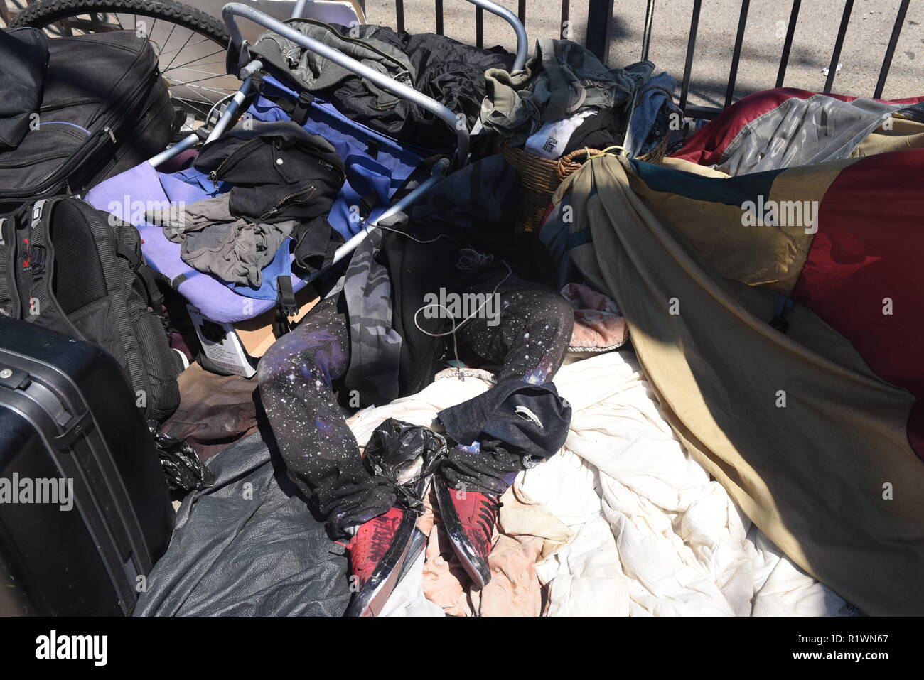 Homeless tent los angeles hi-res stock photography and images - Alamy