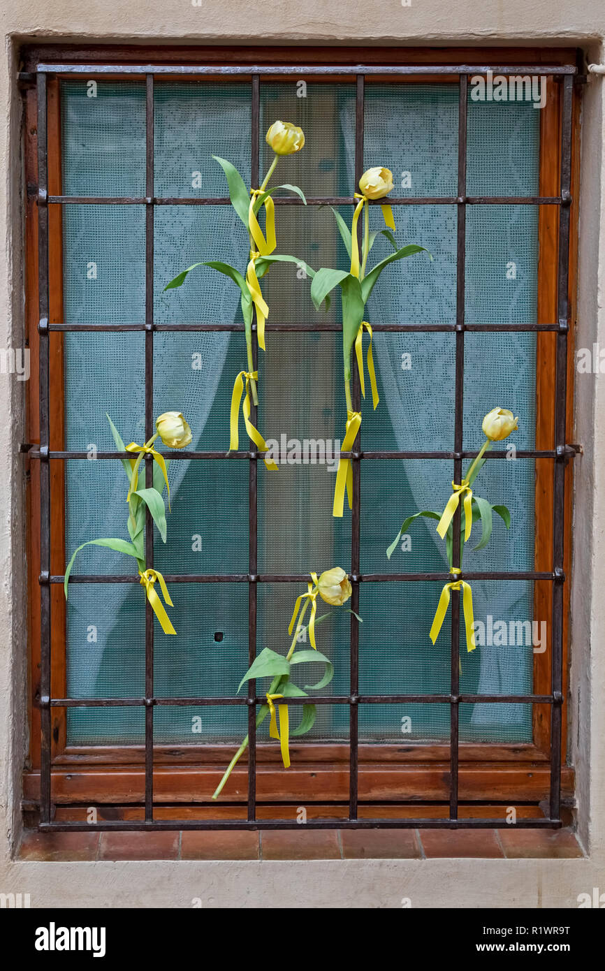 Traditional spanish windows hi-res stock photography and images - Alamy