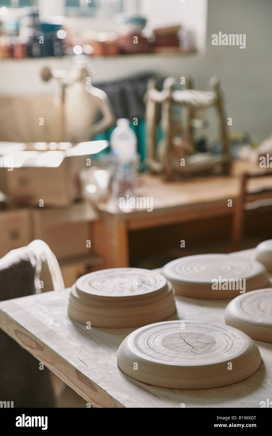 Clay plates in ceramic studio hi-res stock photography and images - Alamy