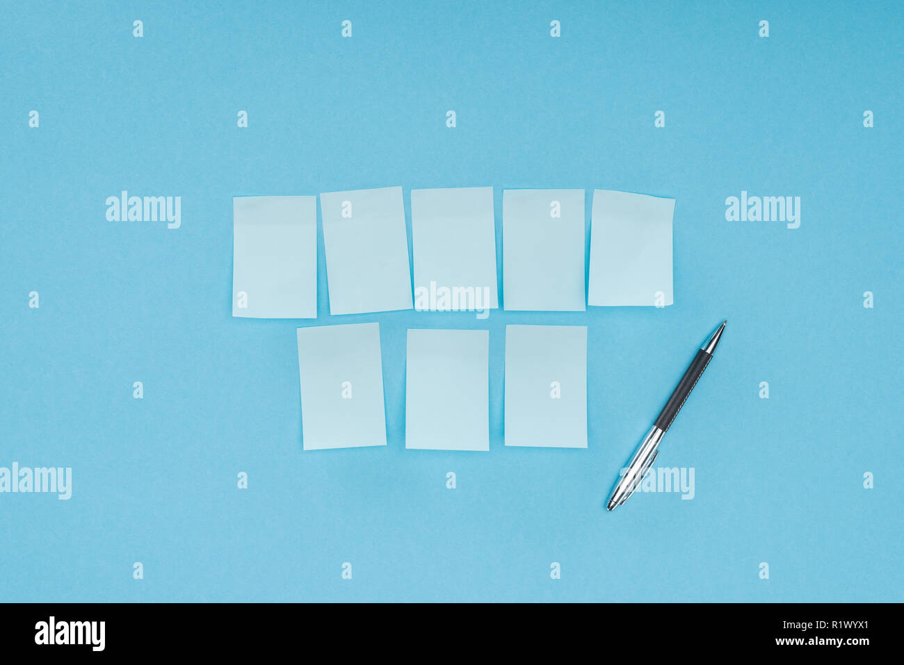 eight blank sticky notes with pen isolated on blue background Stock ...