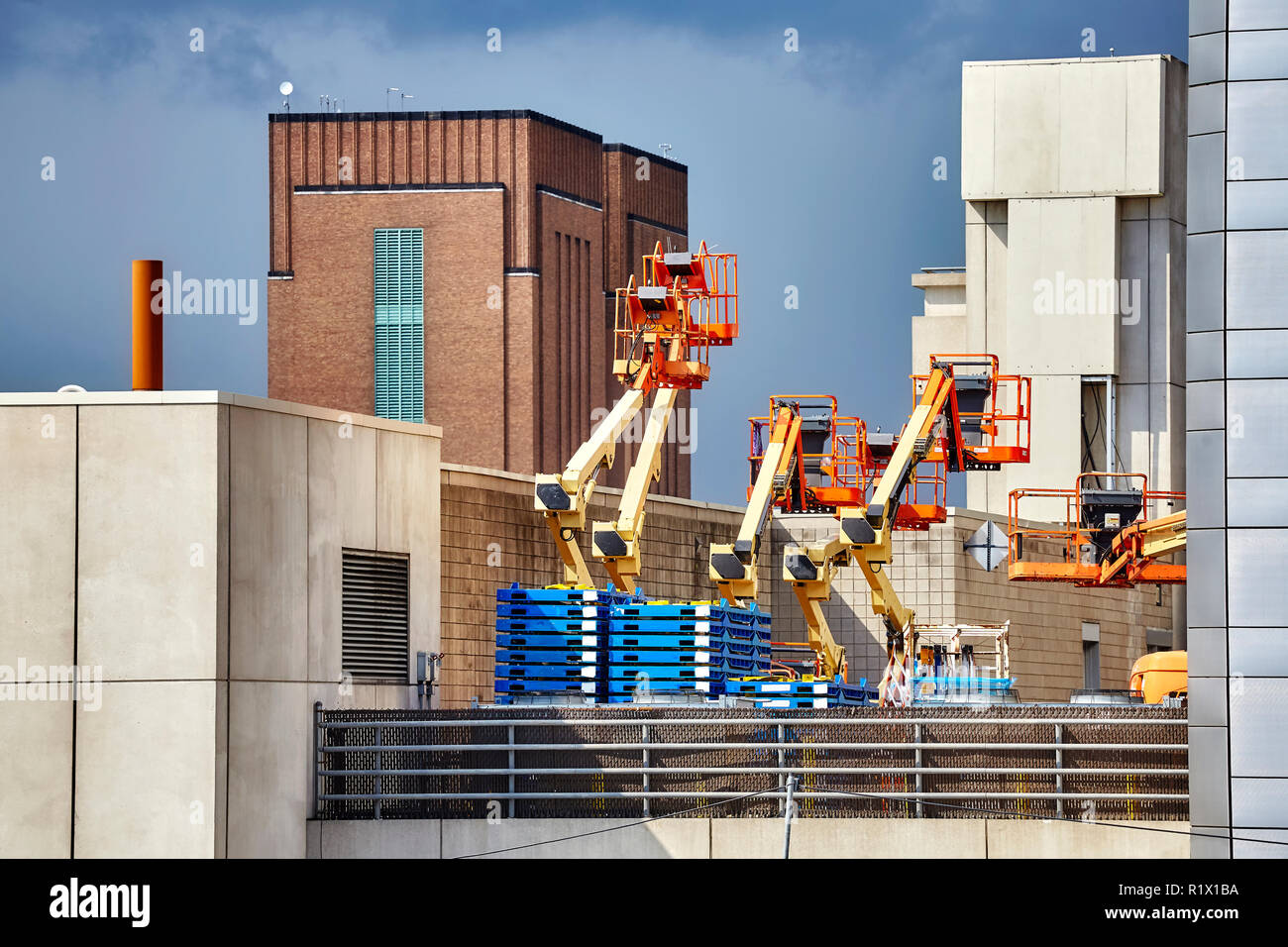 Boom lifts hi-res stock photography and images - Alamy