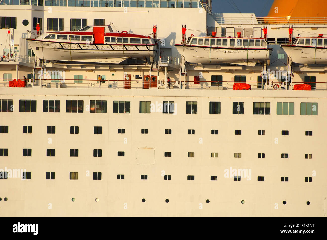 Giant passenger ship hi-res stock photography and images - Alamy