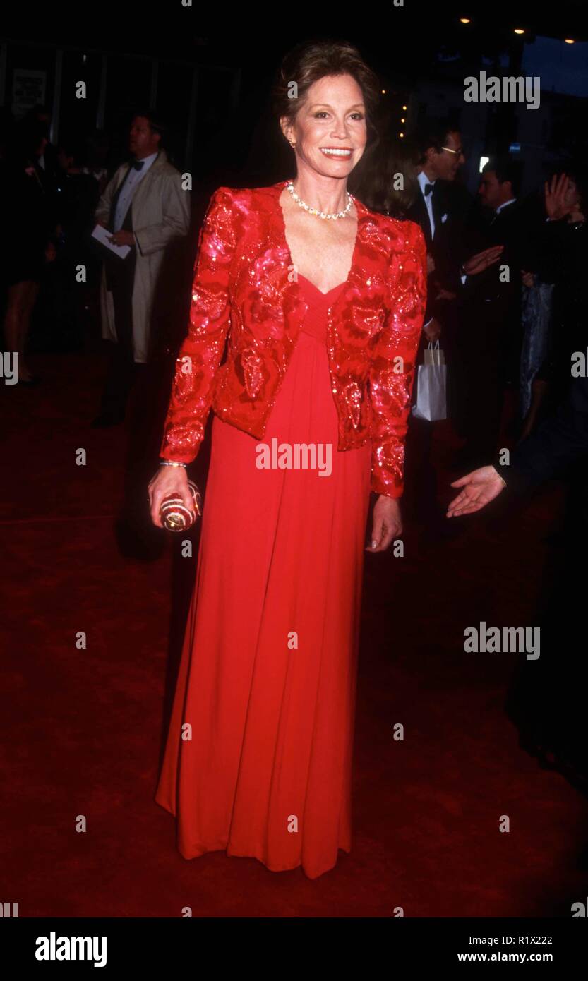 HOLLYWOOD, CA - JANUARY 17: Actress Mary Tyler Moore attends the 14th ...