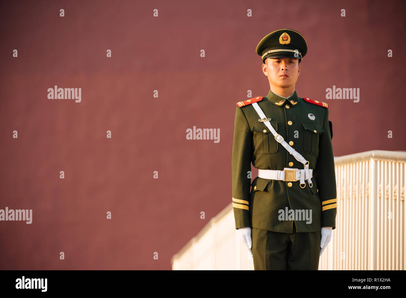 Gate of Heavenly Peace with guard, Tiananmen Square, Beijing, China ...