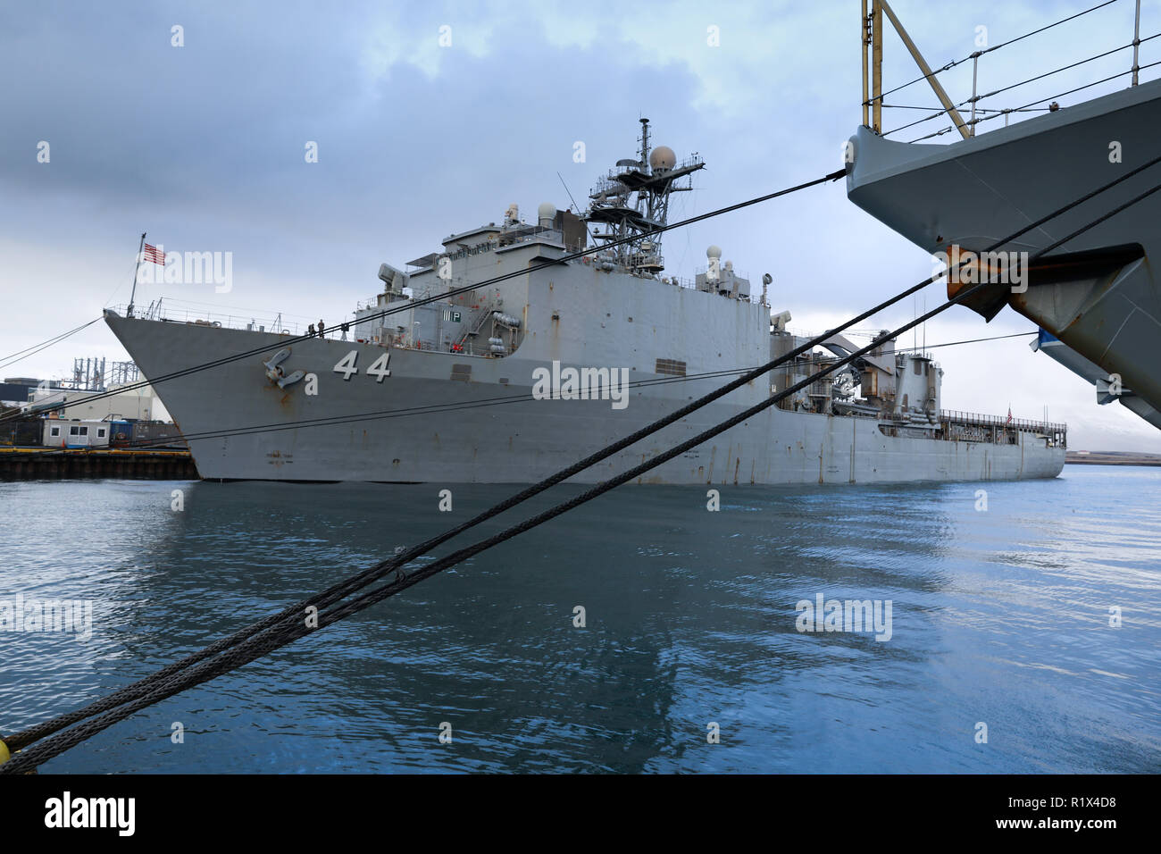 The amphibious dock landing ship USS Gunston Hall (LSD 44) moored ...