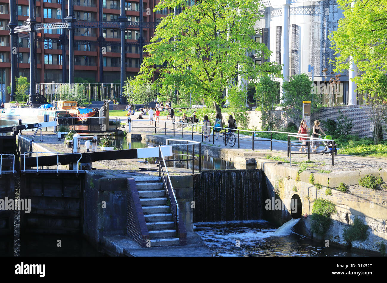 St Pancras Lock on Regents Canal in front of the Gasholder apartments ...