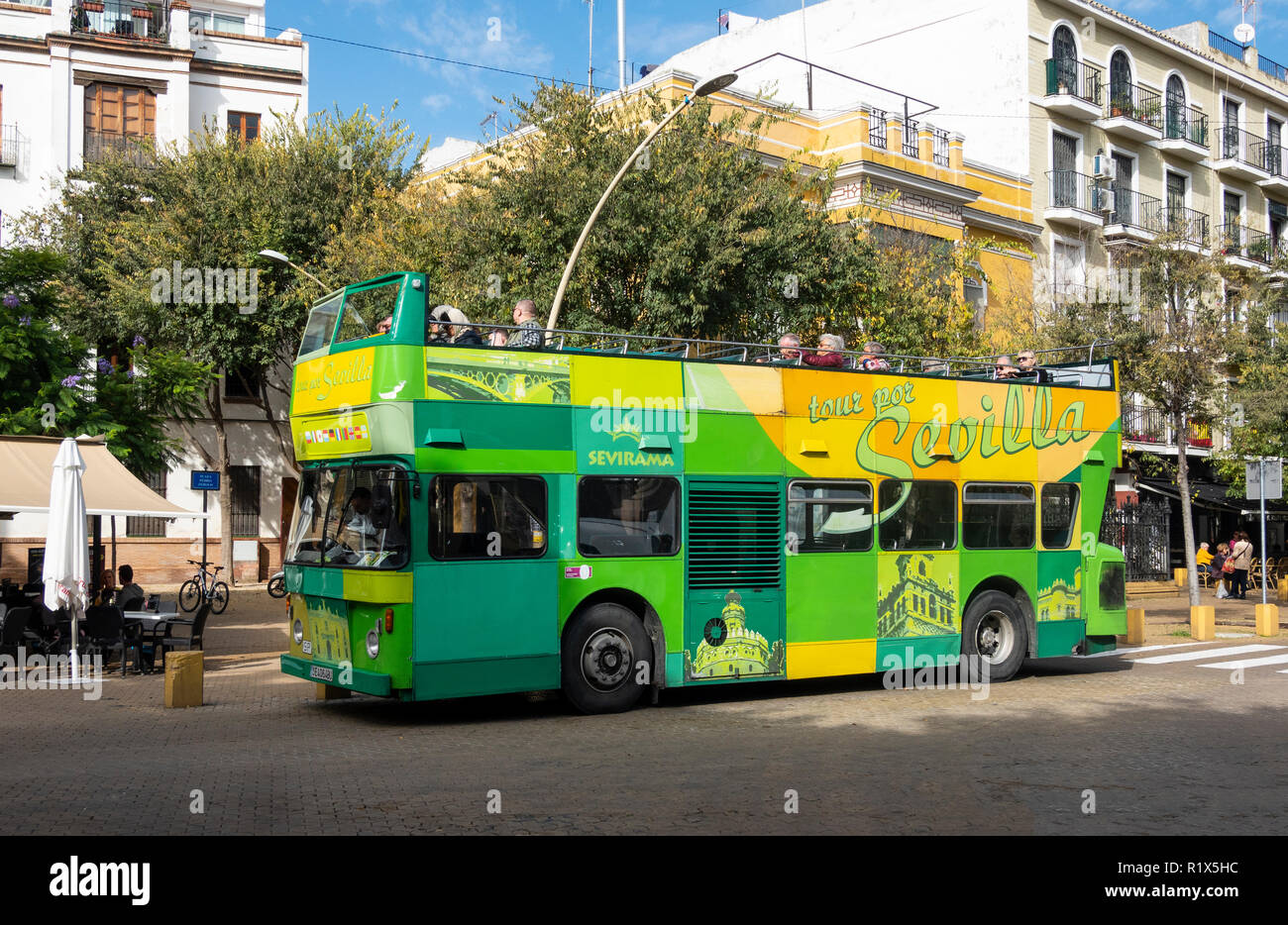 Open top sightseeing bus hi-res stock photography and images - Alamy