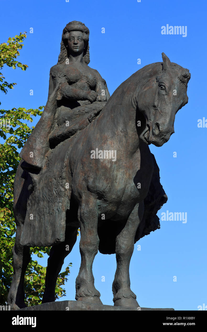 Female equestrian sculpture hi-res stock photography and images - Alamy