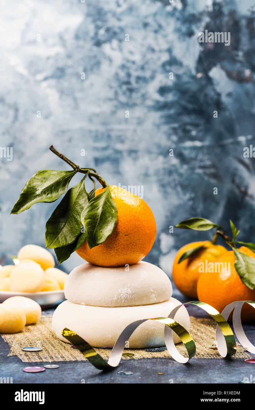 Traditional japanese kagami mochi Stock Photo - Alamy