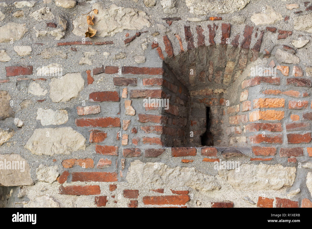Arrow slit stone wall hi-res stock photography and images - Alamy