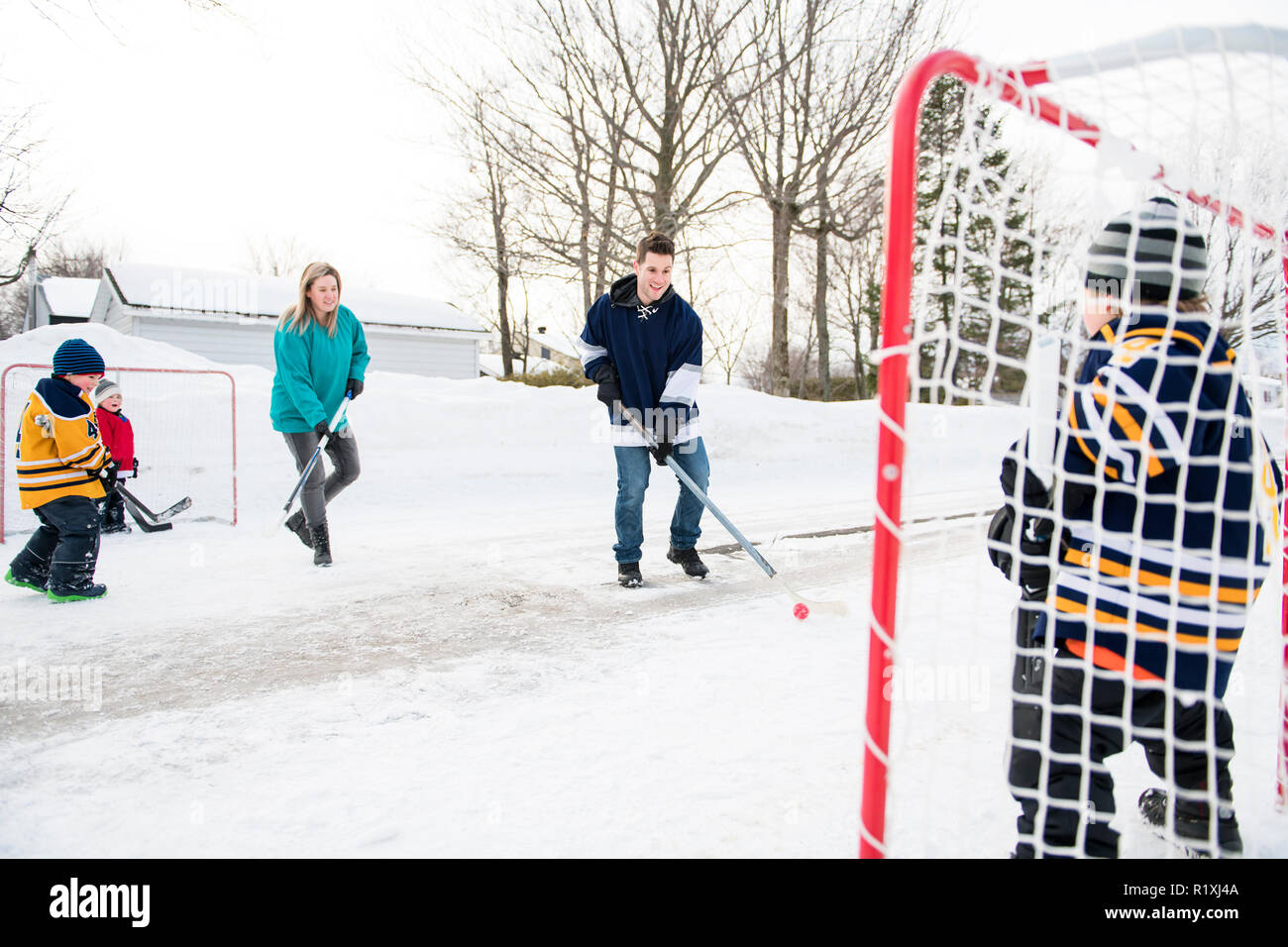 Kids playing street hockey hi-res stock photography and images - Alamy