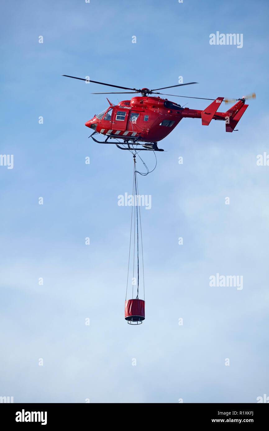 Helicopter fire fighting hi-res stock photography and images - Alamy