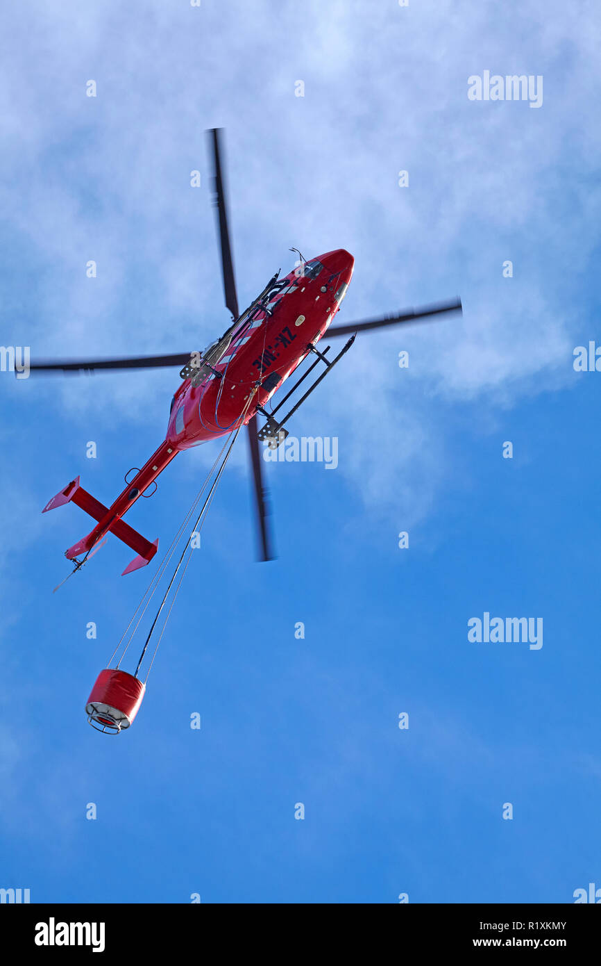 Helicopter fire fighting hi-res stock photography and images - Alamy