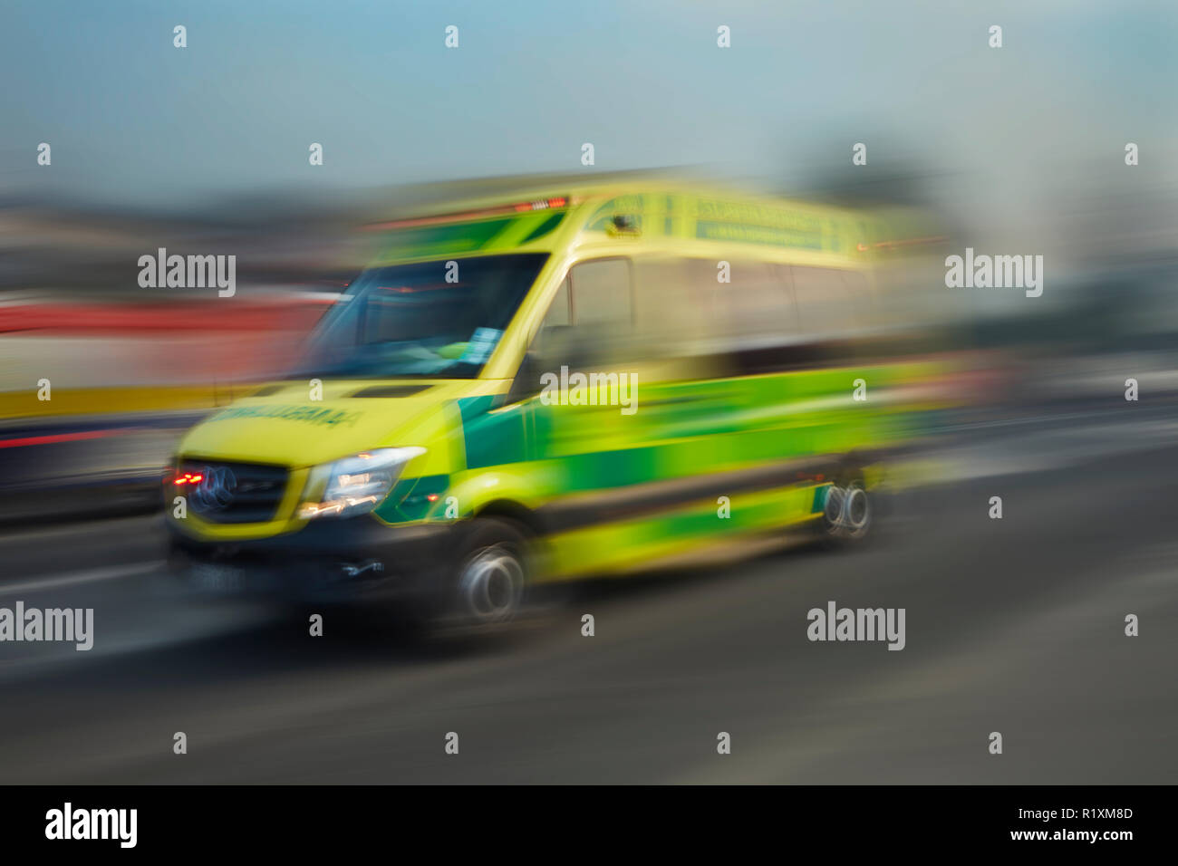 Ambulance speed hi-res stock photography and images - Alamy