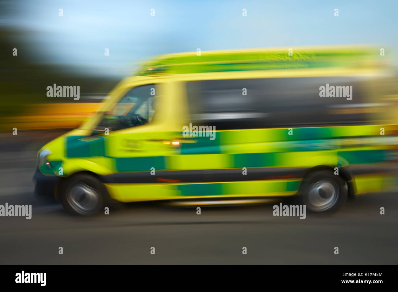Ambulance speed hi-res stock photography and images - Alamy