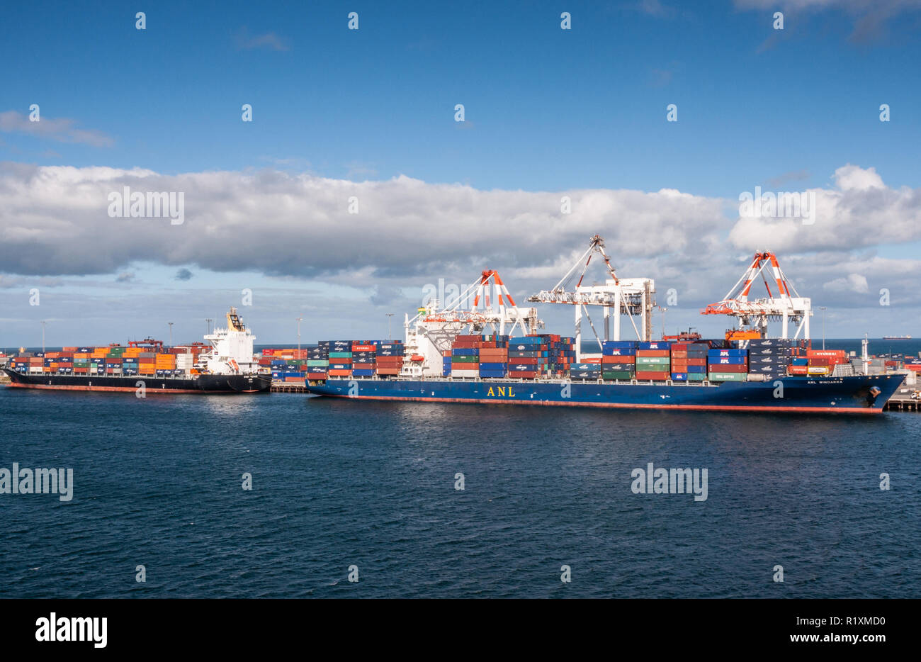 Container ships unload hi-res stock photography and images - Alamy