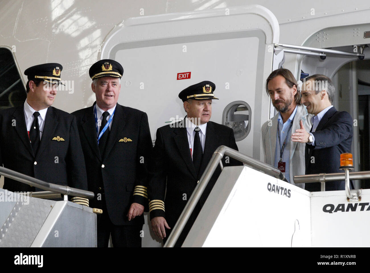 Qantas crew hi-res stock photography and images - Alamy
