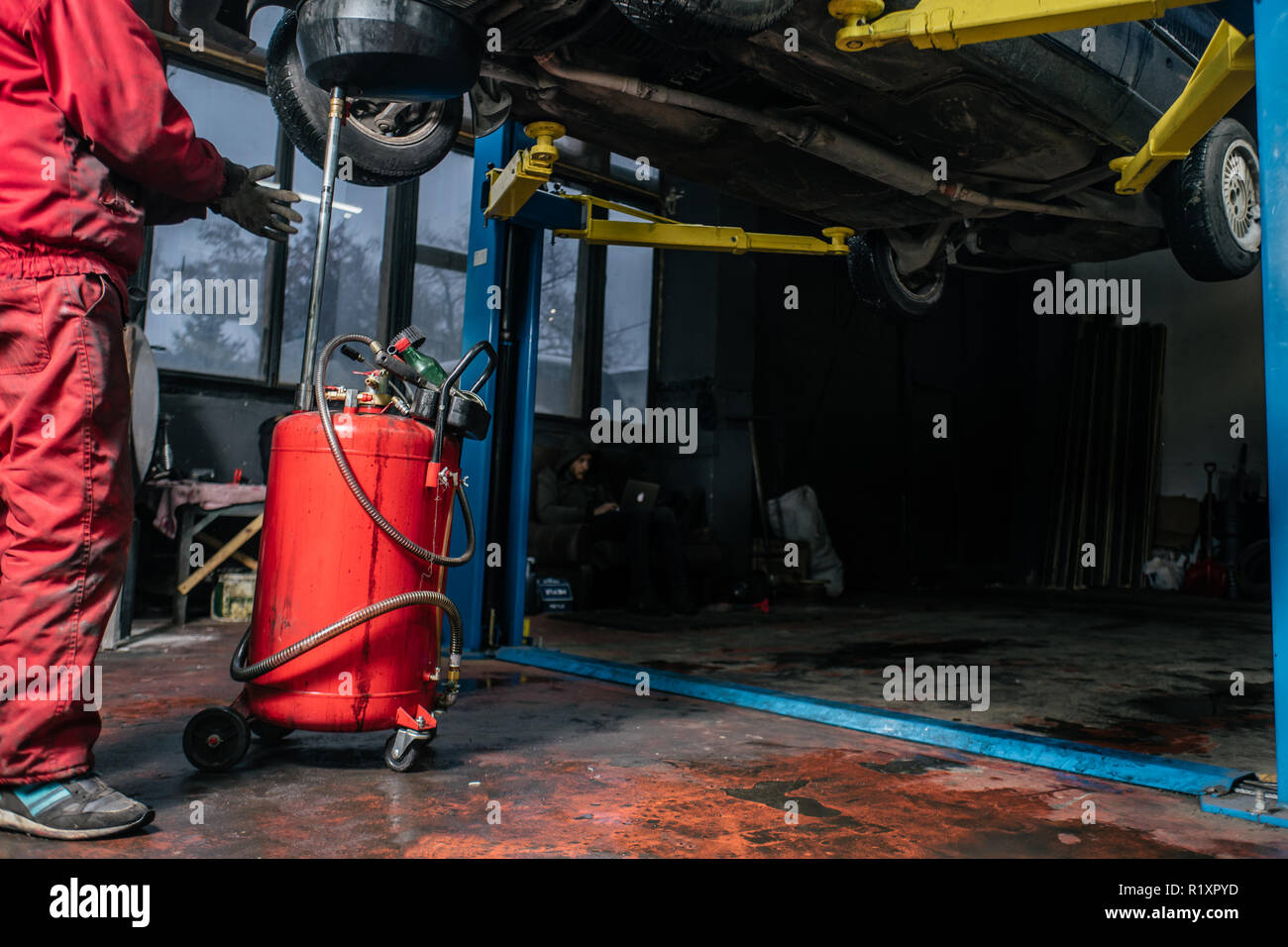 Interior workshop automotive repairing hi-res stock photography and ...