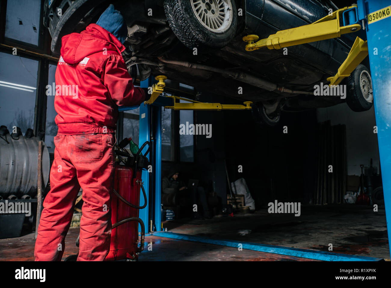 Interior workshop automotive repairing hi-res stock photography and ...