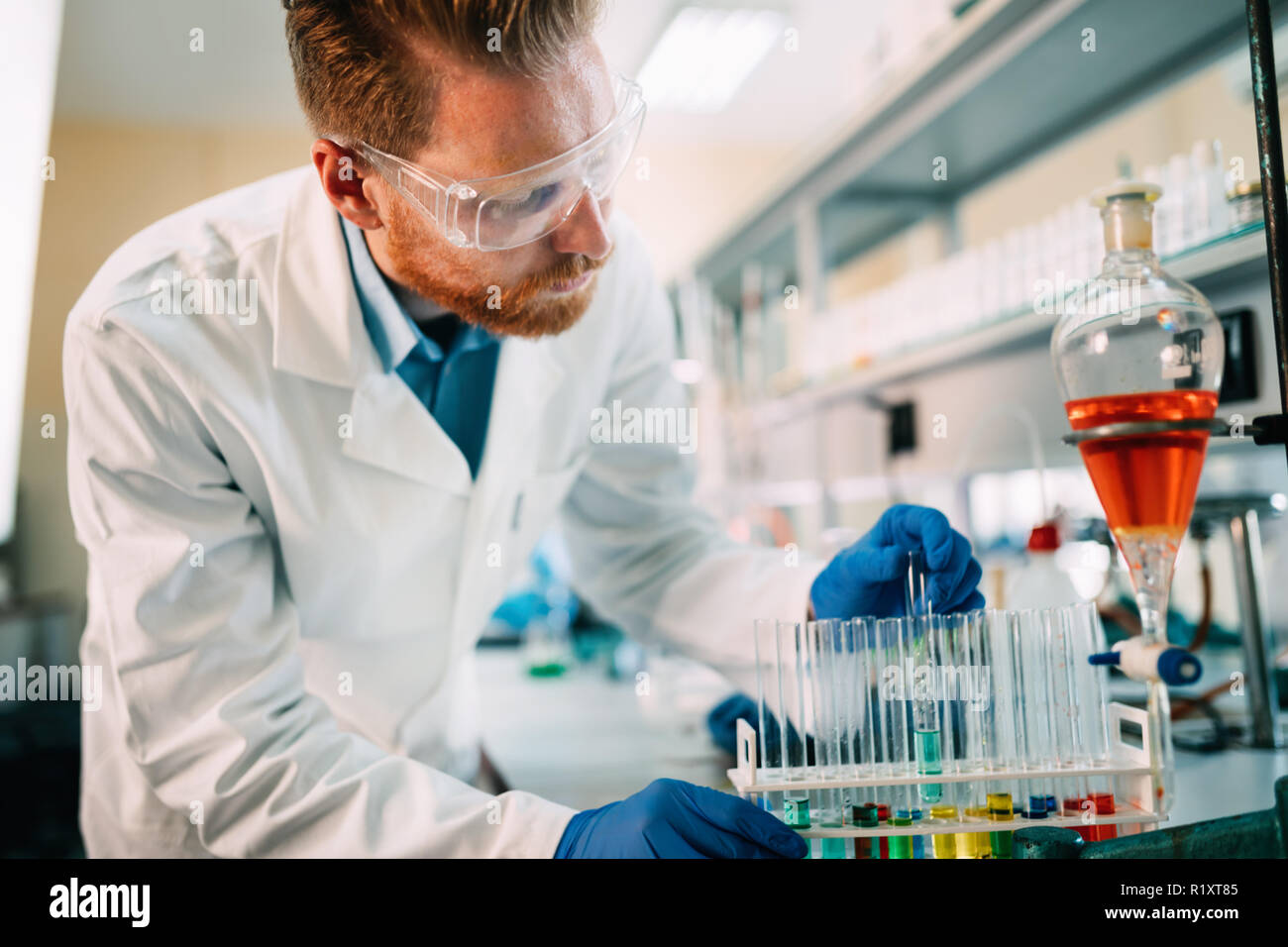 People in chemistry lab hi-res stock photography and images - Alamy