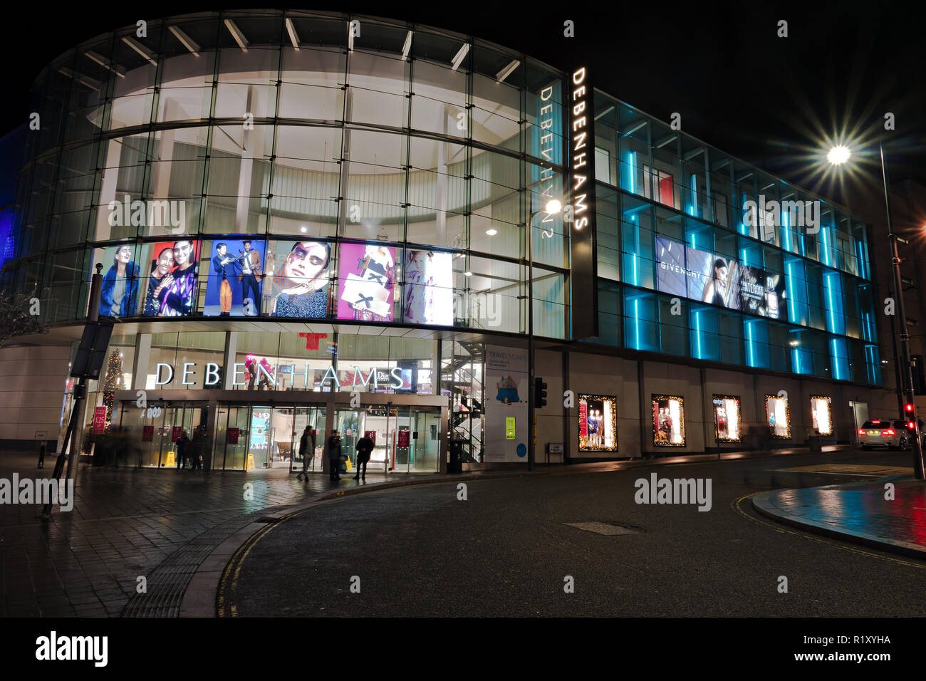 Lit_up _store hi-res stock photography and images - Alamy