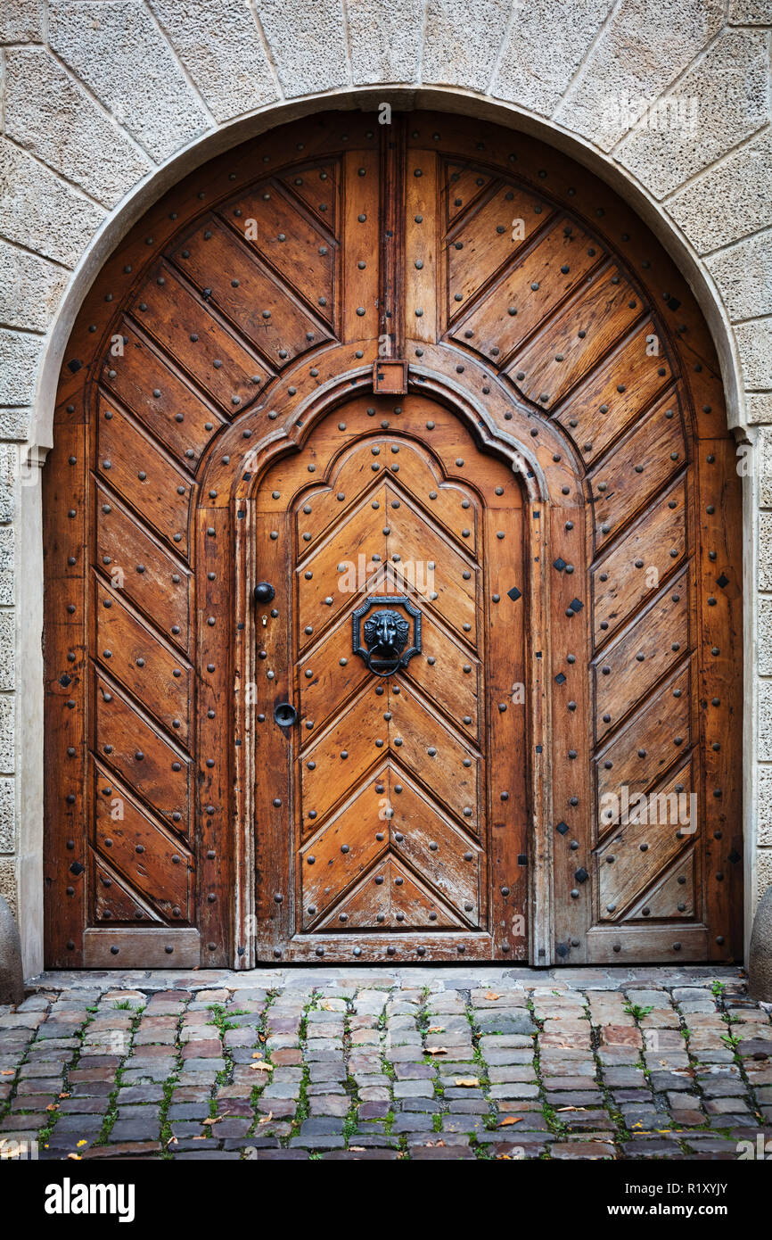 antique wooden gates in the old wall Stock Photo - Alamy