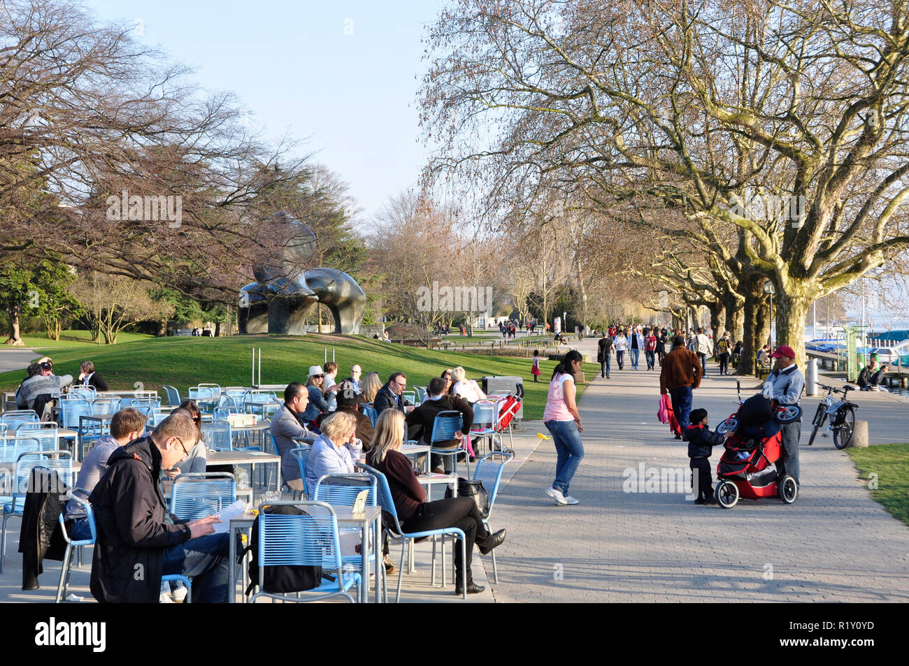 Spring artime at the Lake promeade of Zürich, which is full of people ...