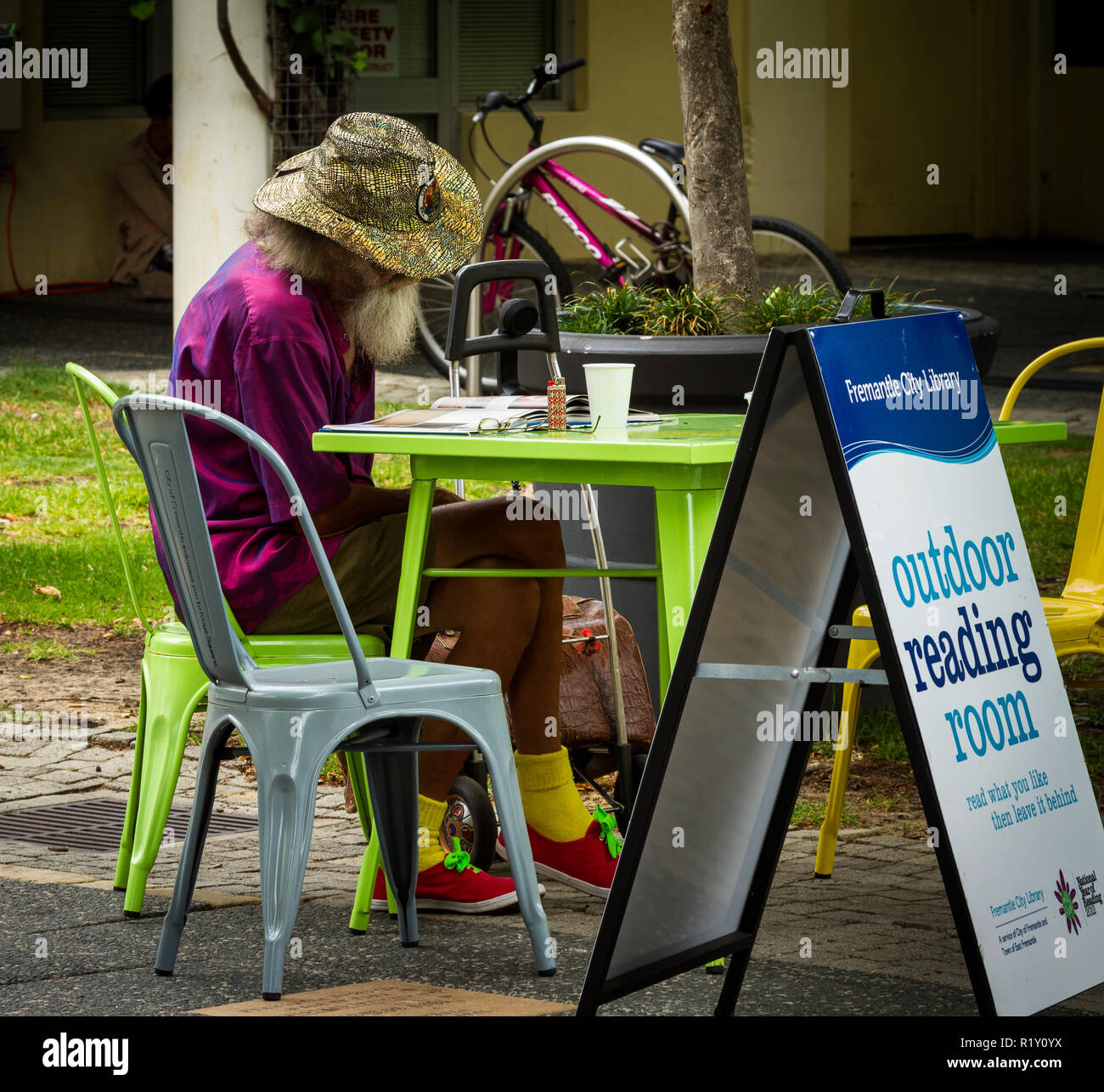 Outdoor reading room hi-res stock photography and images - Alamy