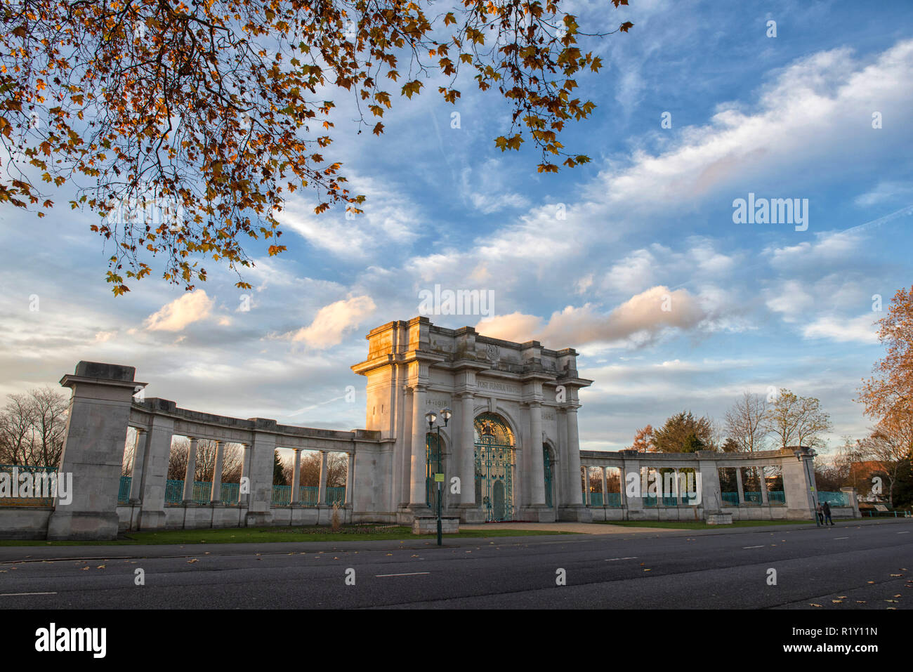 Victoria embankment traffic hi-res stock photography and images - Alamy