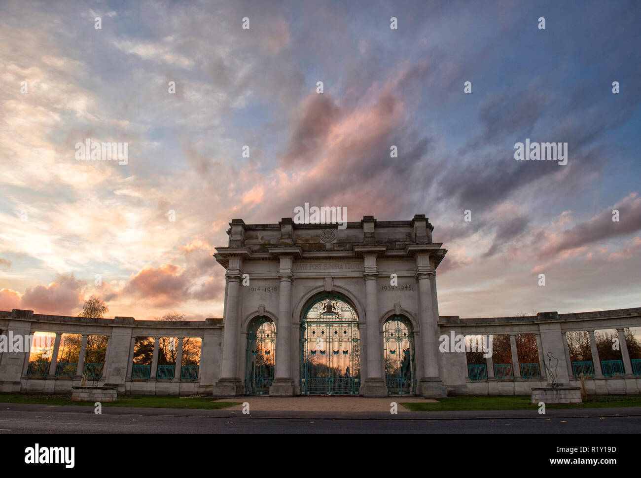 Autumn sunset at Victoria Embankment Memorial Park in Nottingham ...