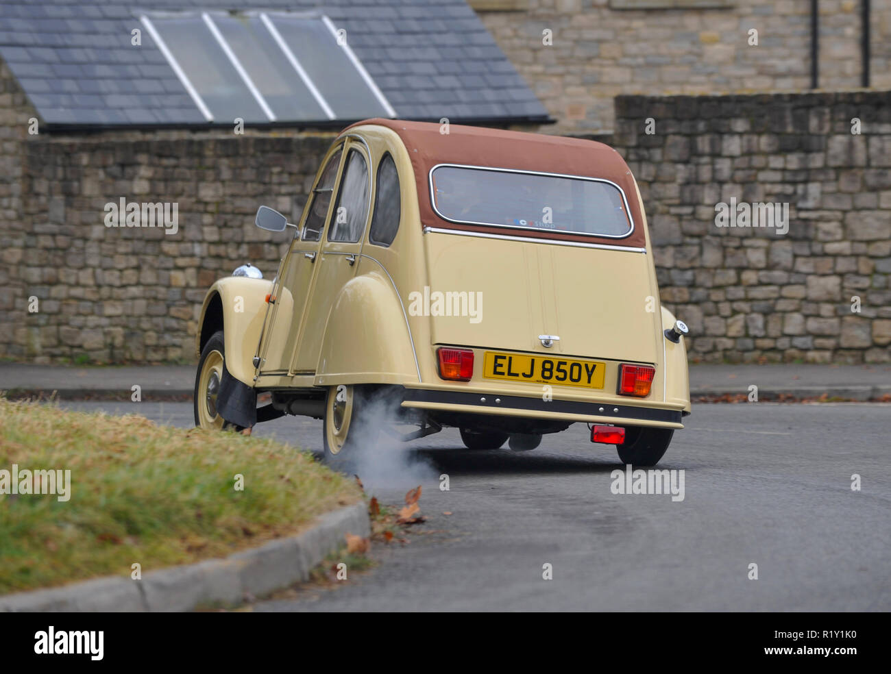 1983 Citroen 2CV classic French car Stock Photo - Alamy