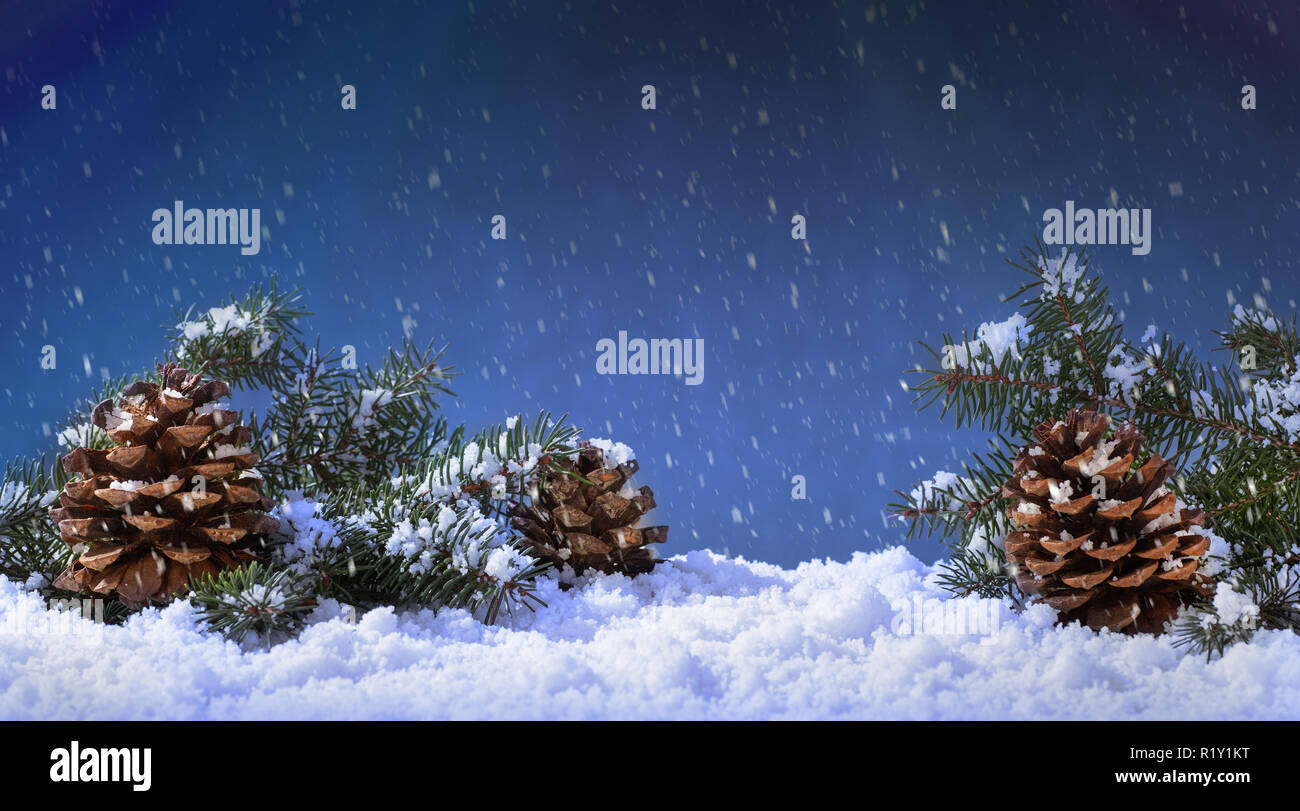 New falling snow at night hi-res stock photography and images - Alamy